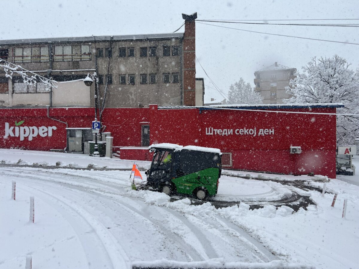 GM636 CLEARS SNOW SIDE BY SIDE WITH HEAVY MUNICIPAL MACHINERY - Green ...