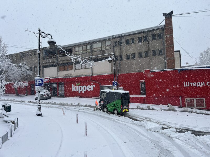 GM636 CLEARS SNOW SIDE BY SIDE WITH HEAVY MUNICIPAL MACHINERY - Green ...